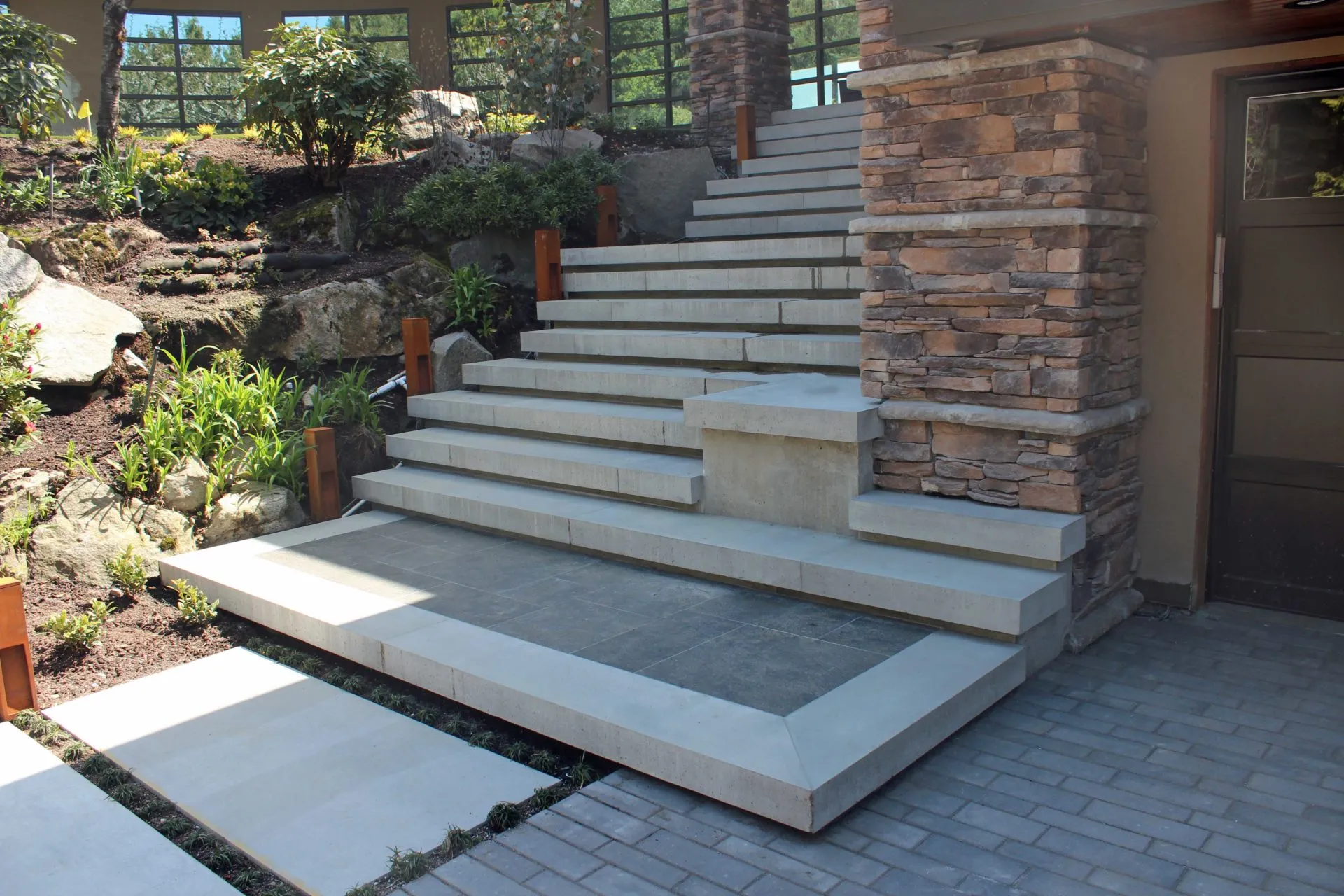 Continuous Stone Design for Villas and Apartments That Looks ...